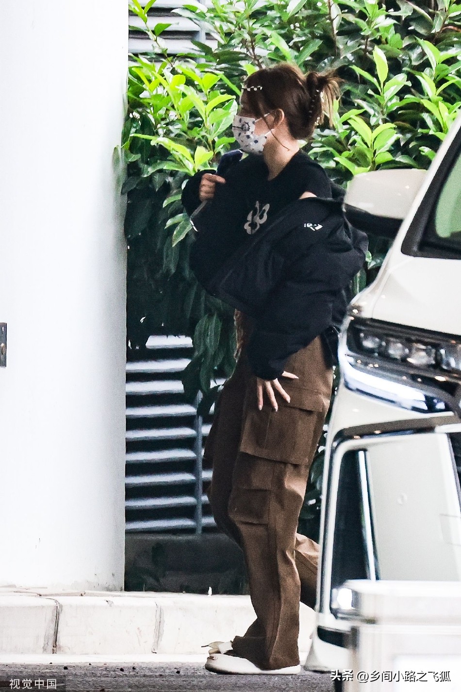 Cheng Xiao wears coffee-colored overalls and shows up at the airport ...