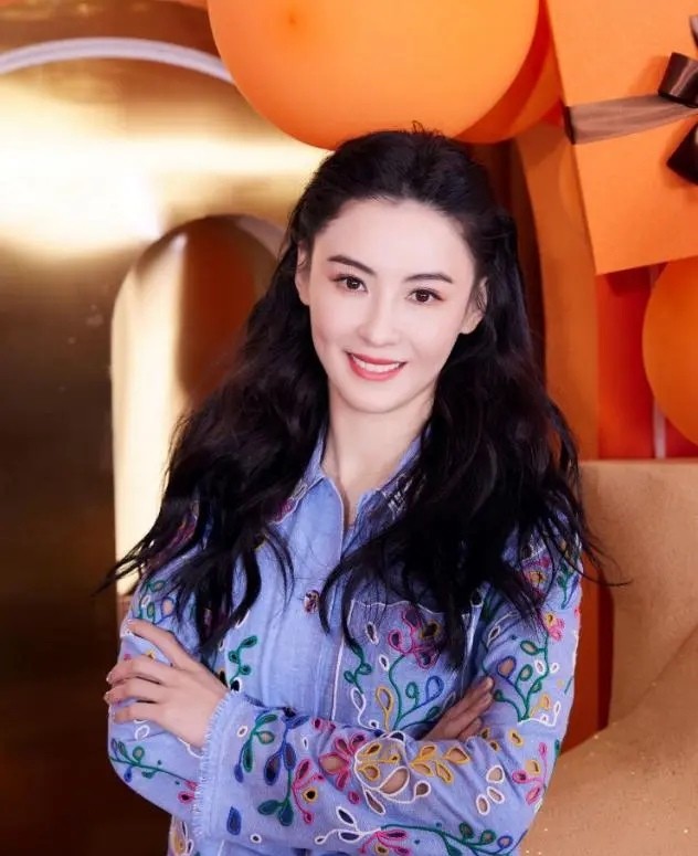 Cecilia Cheung took a live broadcast to touch the male model's ...