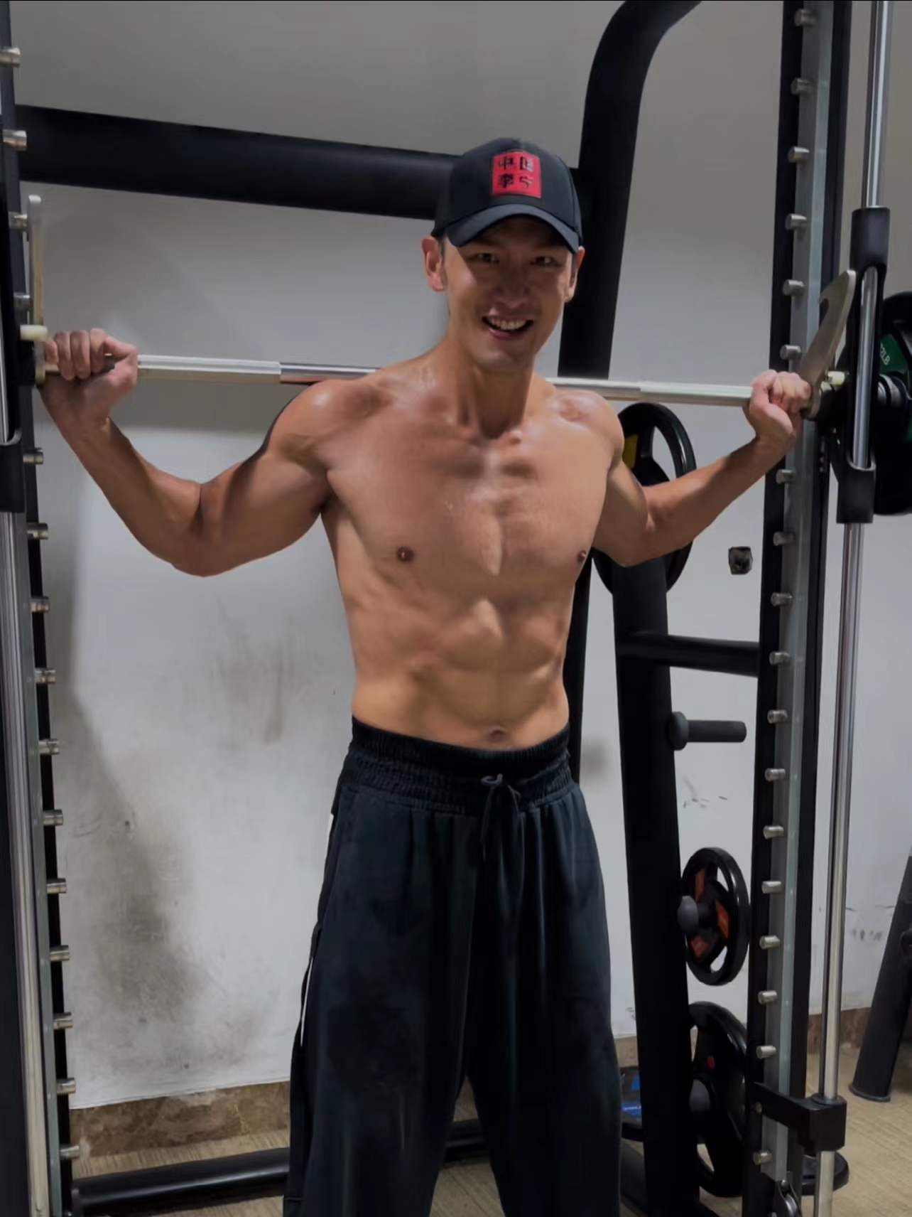 Gu Youming, a tough guy with strong muscles and a handsome face, is ...