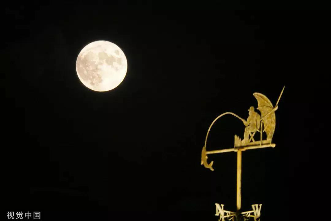 On the night of the Mid-Autumn Festival, there are rituals, offering ...