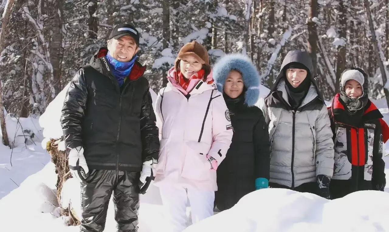 Chen Ting wears a pink down jacket for a group photo, more girly than ...