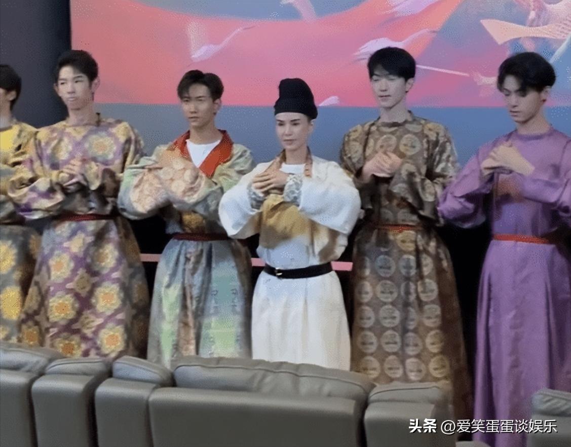 Li Ruotong cosplays as Li Bai watching a movie, full of heroism and ...