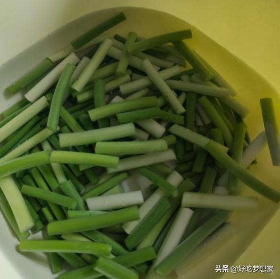 Fried garlic sprouts, don't fry them directly!Do one more step, the ...