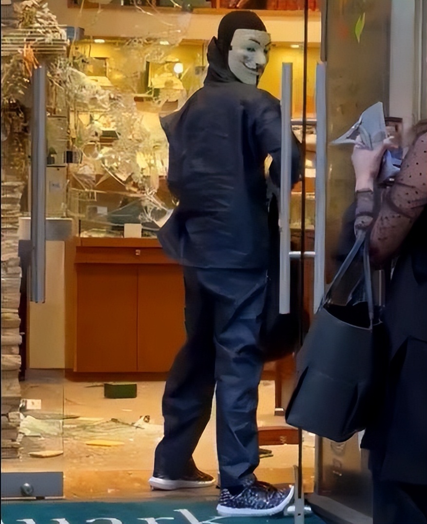 Japanese Mask Robbers Snatch Over 100 Watches From Ginza Watch Store 4 ...