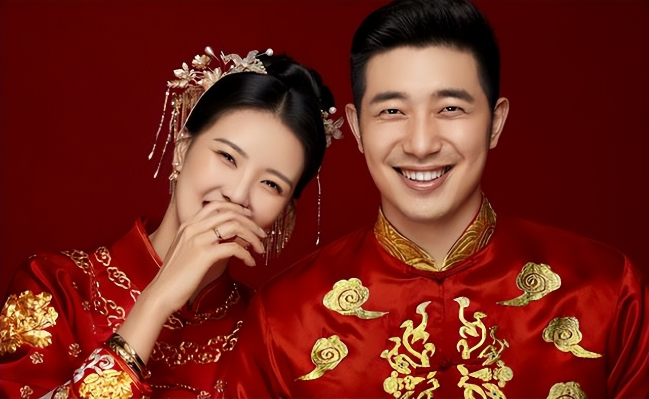 Warm!Zhang Changning played with his nephew on the wedding bed. The 5 ...