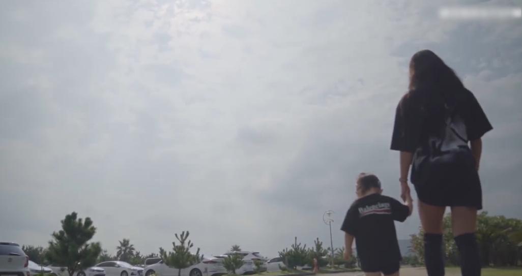 The family life of a Korean bodybuilder and muscular man, he spends 4 ...