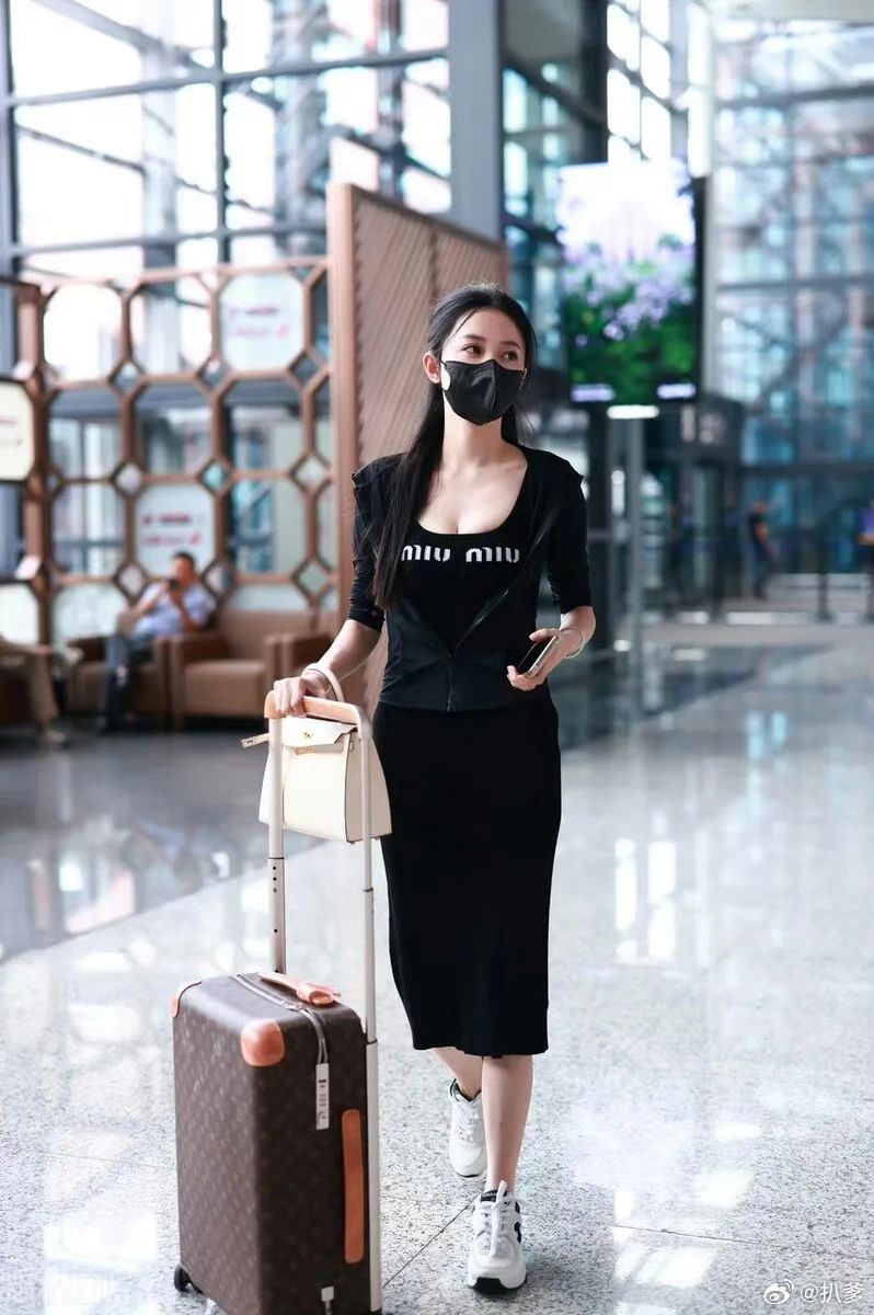 Wilber Pan and his wife at the airport - iNEWS