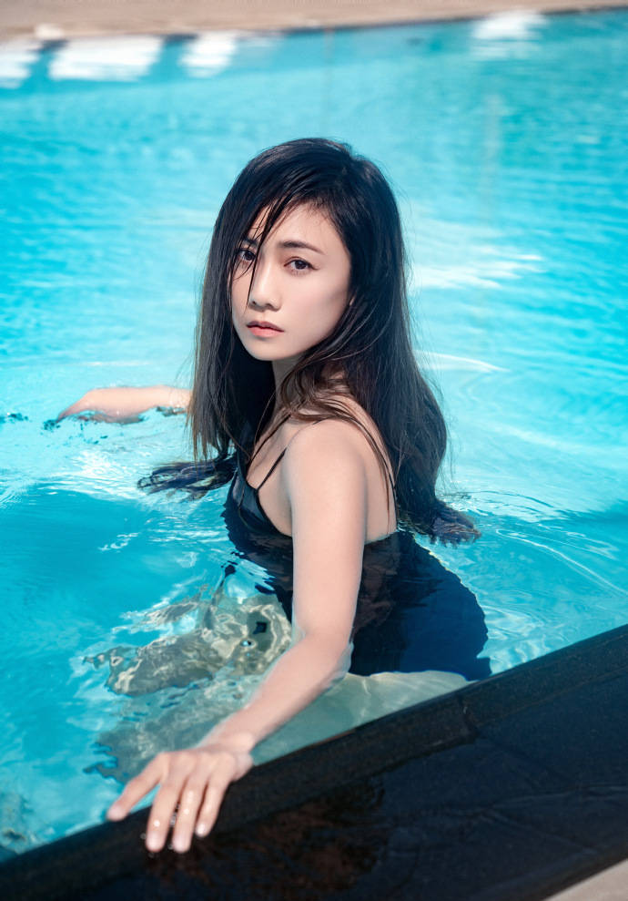 40-year-old Liu Yun appeared in a rose red bikini, she can play without makeup, her slender legs ...