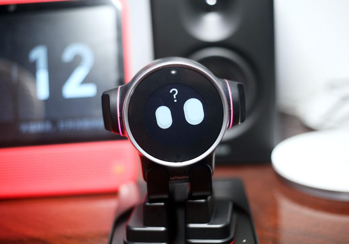 Singing, dancing and chatting, the optimist desktop robot is really fun ...