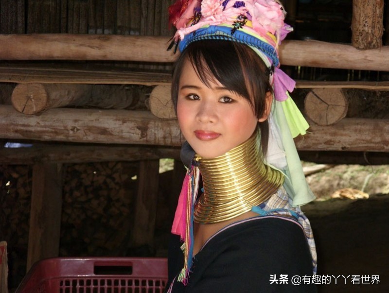 Padang, the birthplace of the beauty queen with the longest neck in the ...