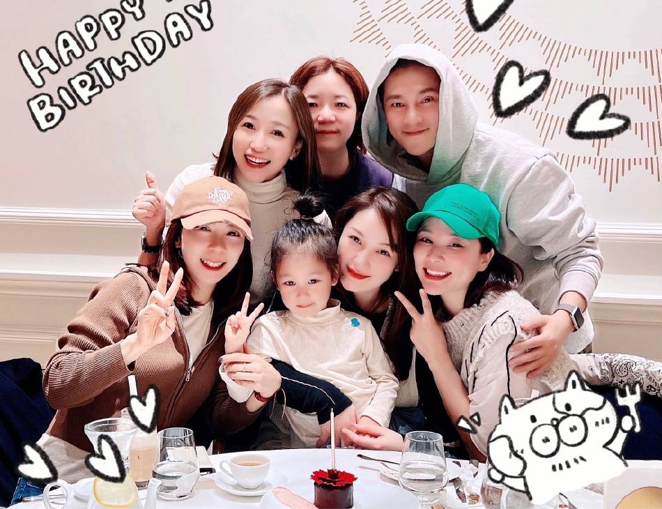 Ding Zijun took a photo to celebrate his wife's birthday and shouted ...