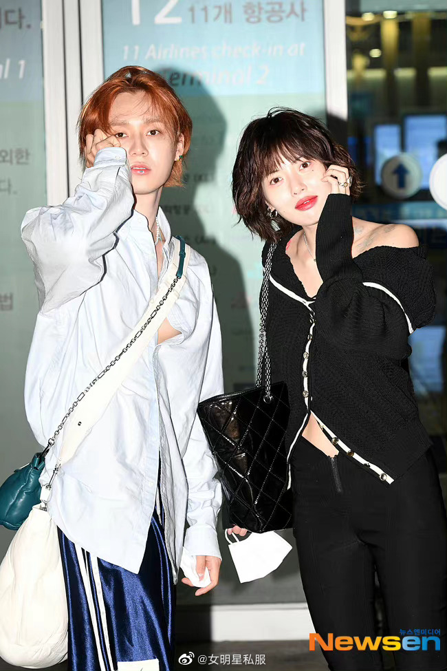 Kim Hyun Ah and Kim Hyo Jong, one black and one white, walking hand in ...