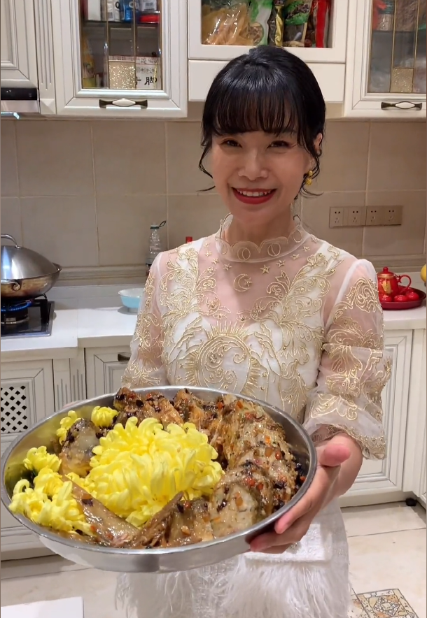 鮑魚家姐：全網最壕闊太，身價不輸cici888，她究竟是何身份？ - 資訊咖