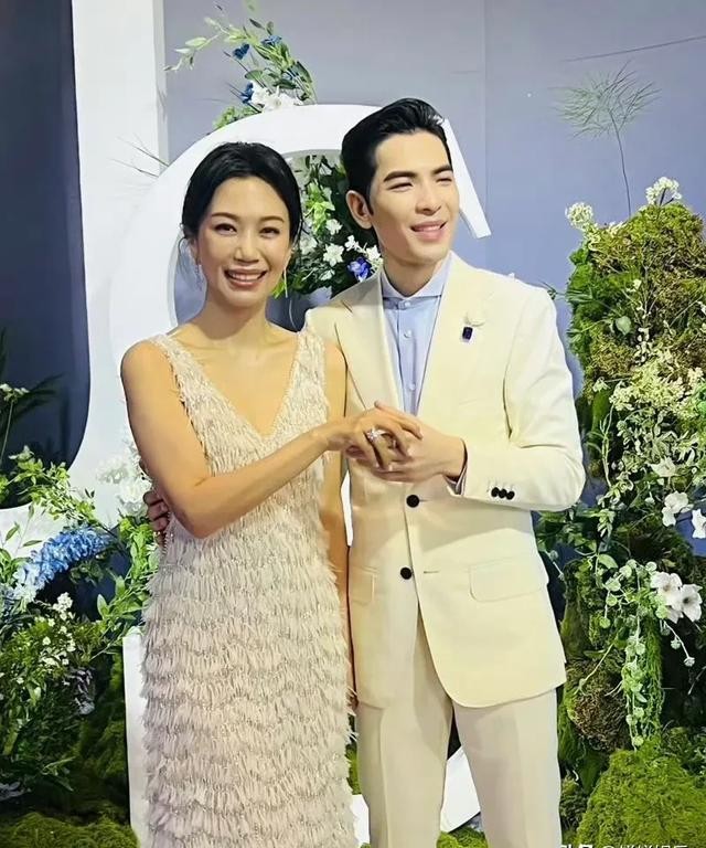 Jam Hsiao's wedding scene exposed, romantic kiss to Julia Lin, showing off a 13.33 carat diamond ...