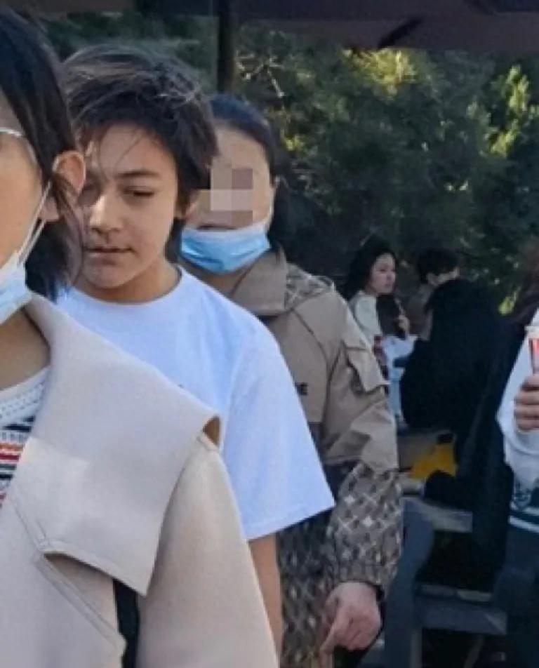 A netizen ran into Liu Ye's son, 12-year-old Nuo Yi, tall and handsome ...