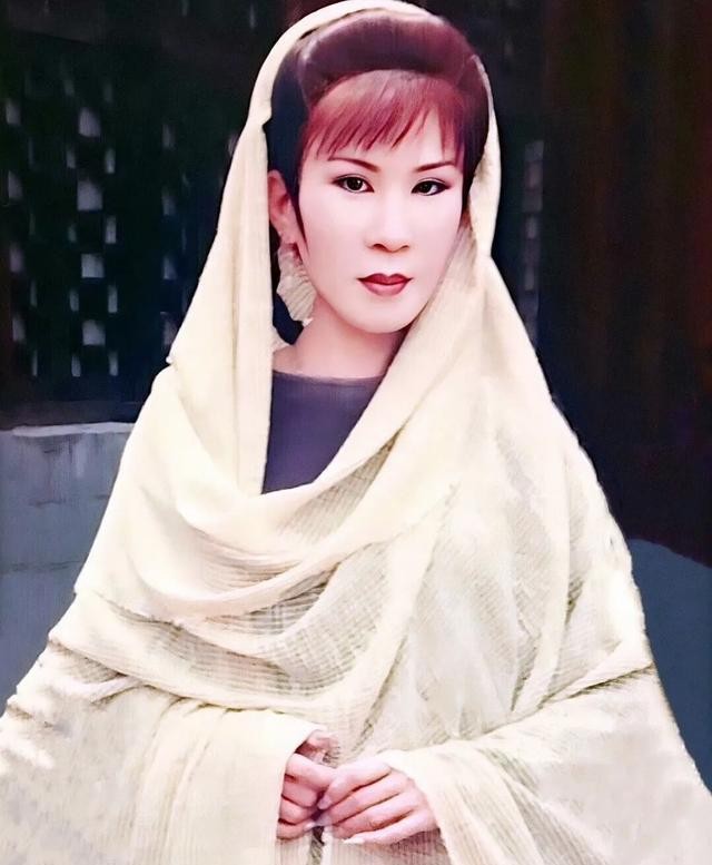 In 1998, Yang Junjun and Liu Dekai took a photo together. She was dressed like a strong woman ...