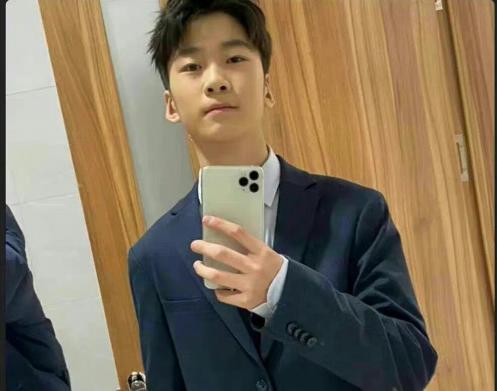 Zhang Liang's son Zhang Tiantian is in love!Close selfies with girls, friends post domineering ...