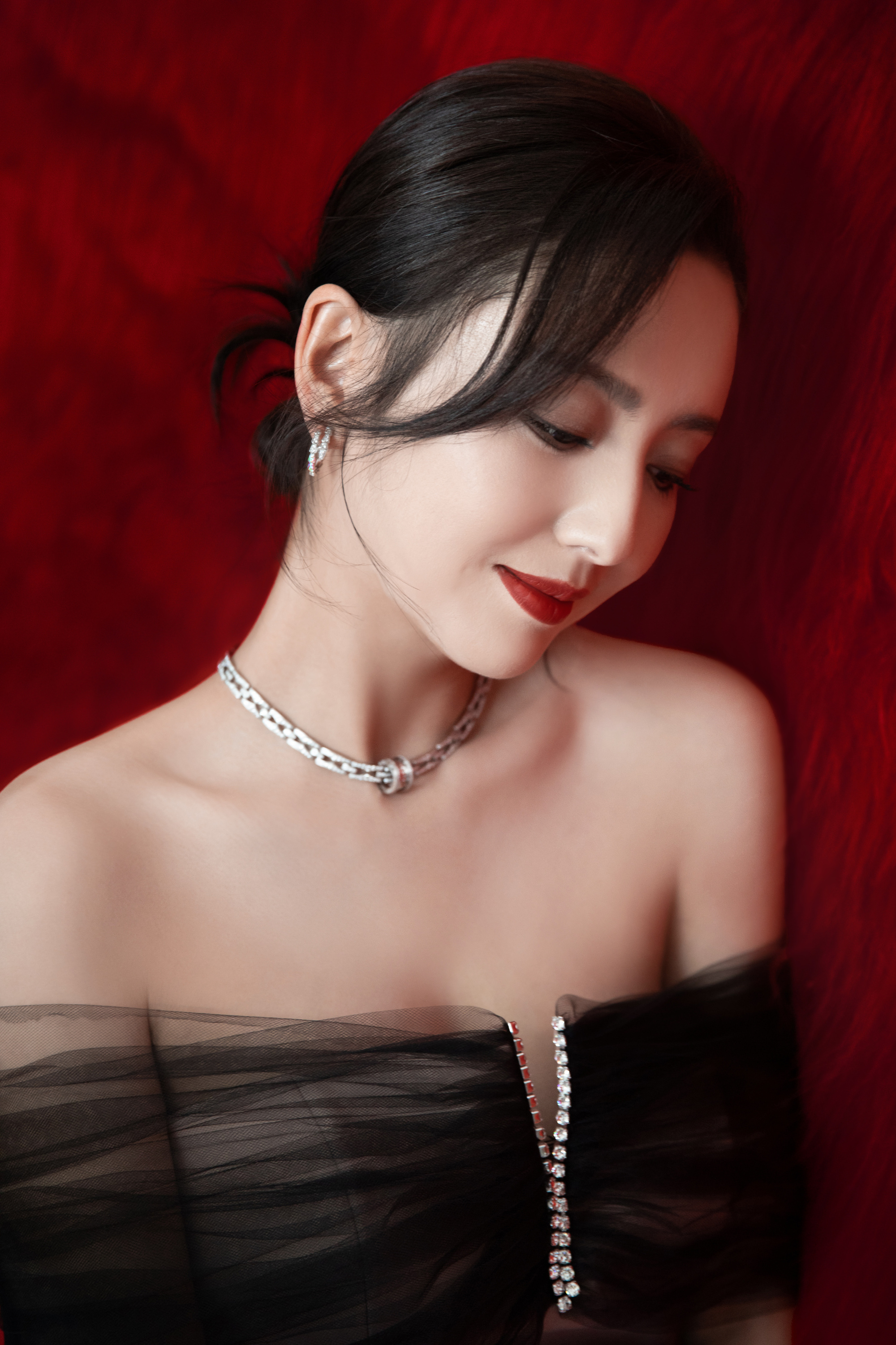 Tong Liya's black gauze dress, embellished with red lips, is graceful ...