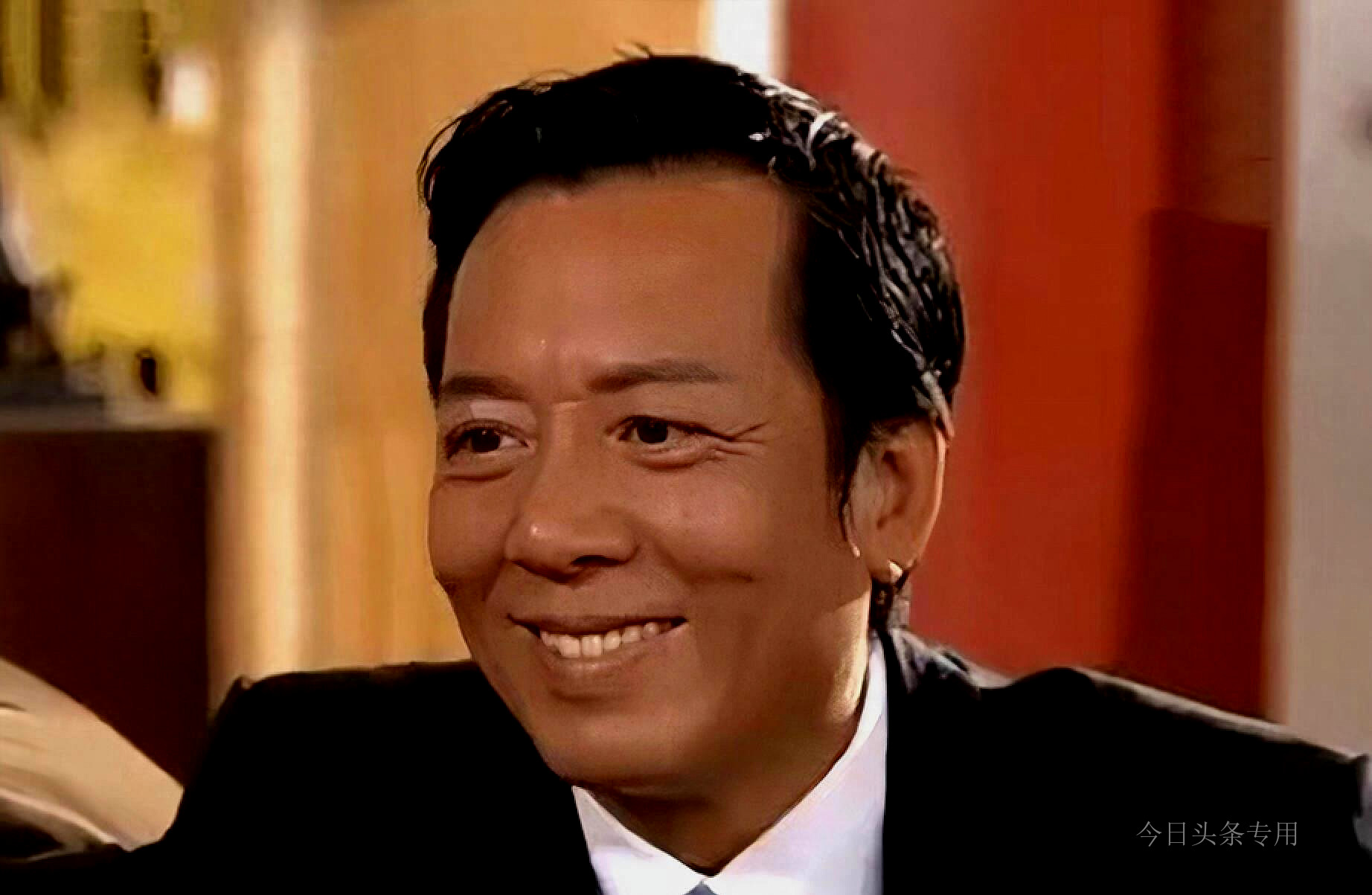 A well-known veteran actor from TVB never leaves his hand. He has white ...