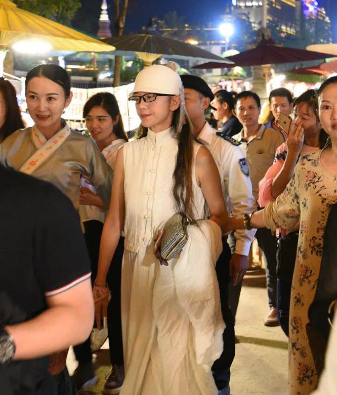 Yang Liping rarely appeared in the wine bureau, male fans knelt down ...