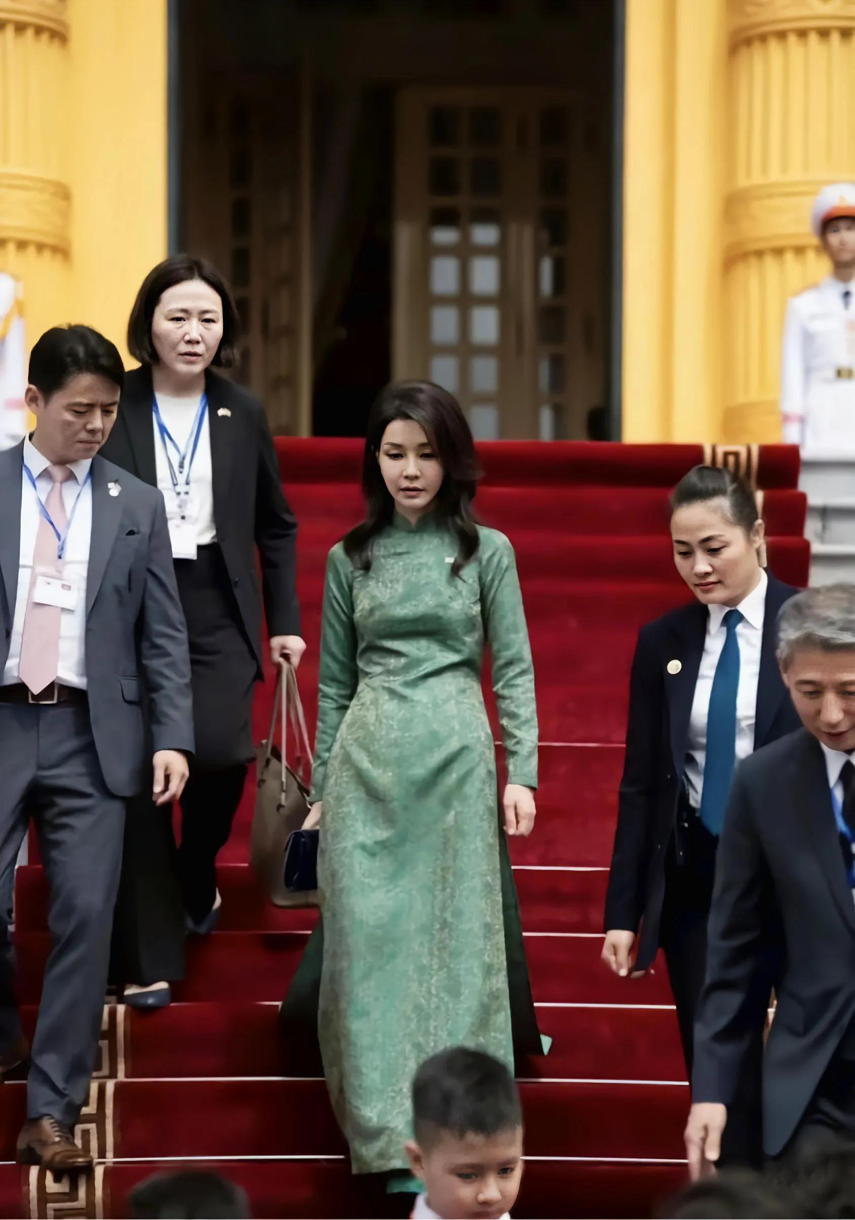 The first lady of South Korea, Kim Gun-hee, has a beautiful "silicone ...
