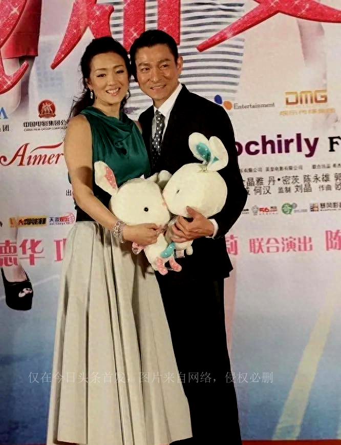 Gong Li and Andy Lau took a group photo together. The male idol is still as young as a teenager ...