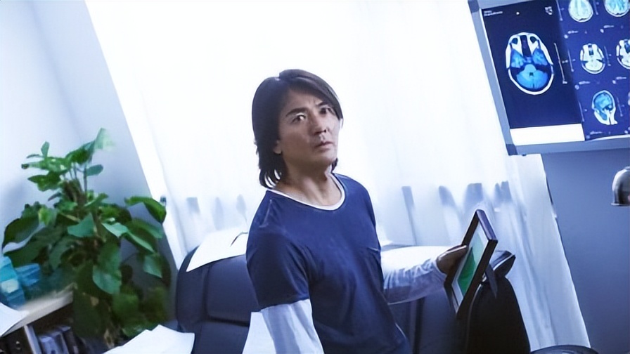 55-year-old Ekin Cheng pushes his mother to travel in a wheelchair. His ...