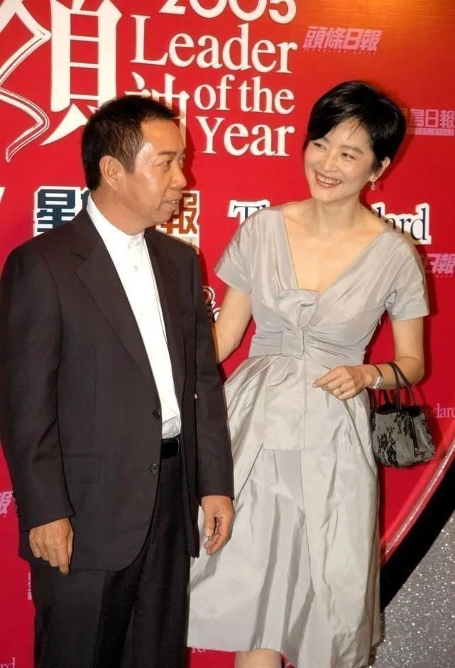 Brigitte Lin's rich husband turned out to be him? Wearing a black suit ...
