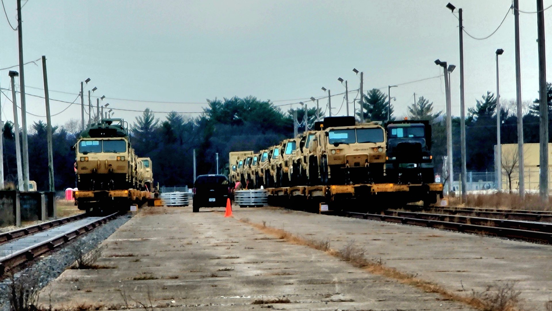 Soldiers of the 411th Engineer Company load general vehicles and ...
