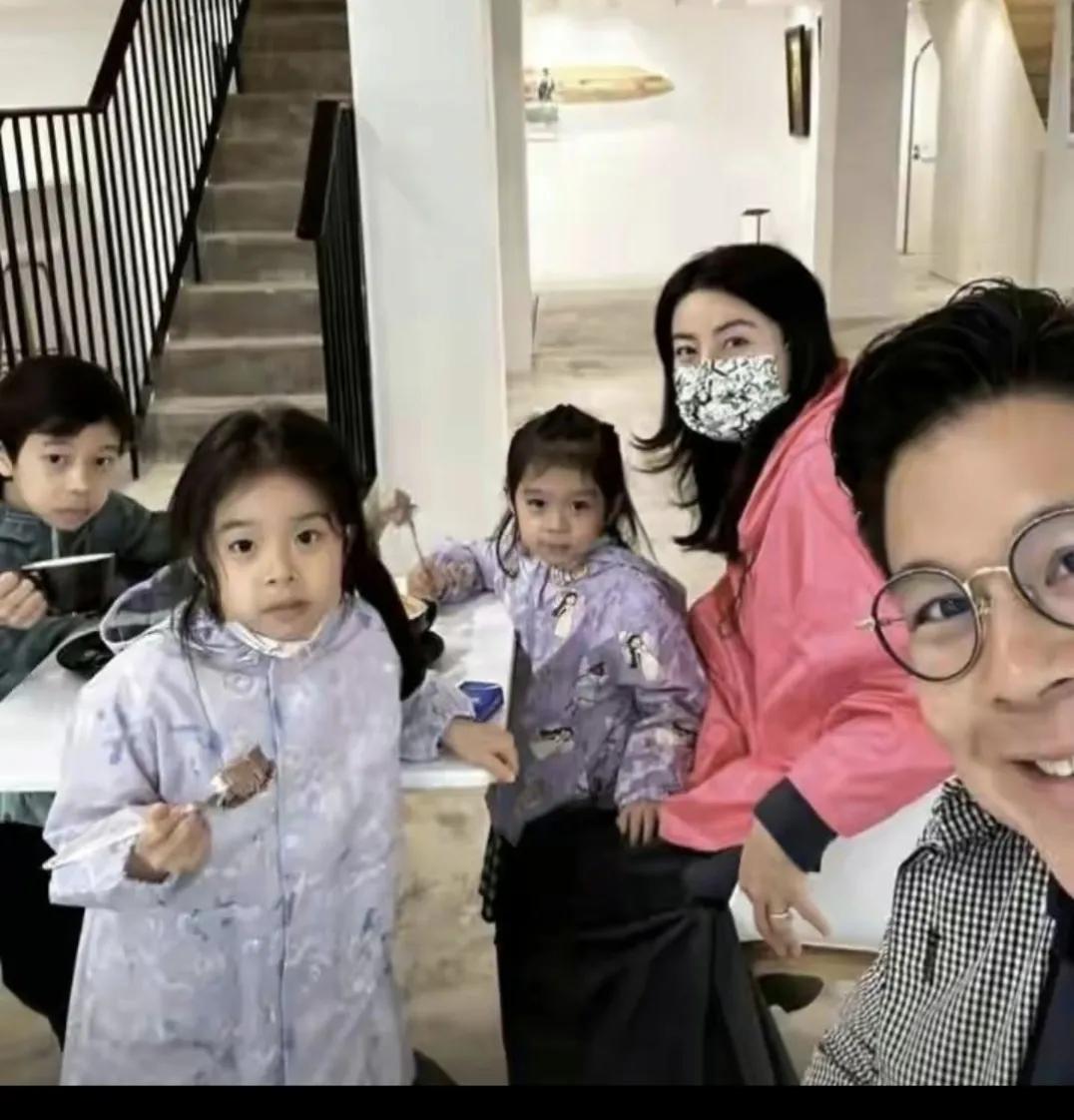 Huo Qigang posted a family portrait, Guo Jingjing shared a face with ...