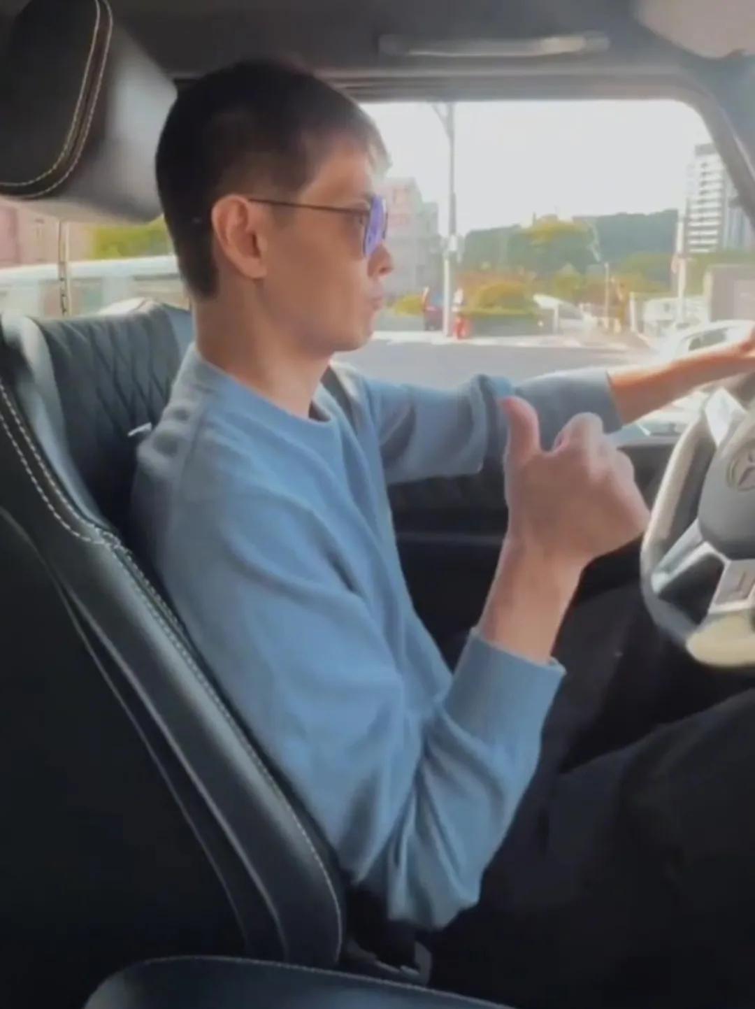 Lin Zhiying can drive again, and gestures to the camera to prove that ...