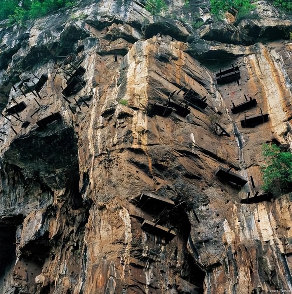 The hanging coffin in the cliff of Longhu Mountain, it turns out that ...