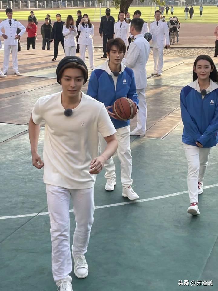 Encountered Hou Minghao playing basketball at "Jimei University" and ...