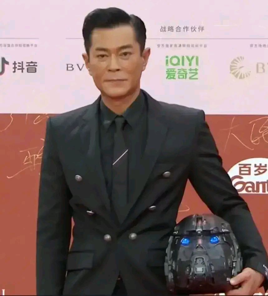 CCTV, Wu Jing supported Gu Tianle's new film "Tomorrow's War", and the ...