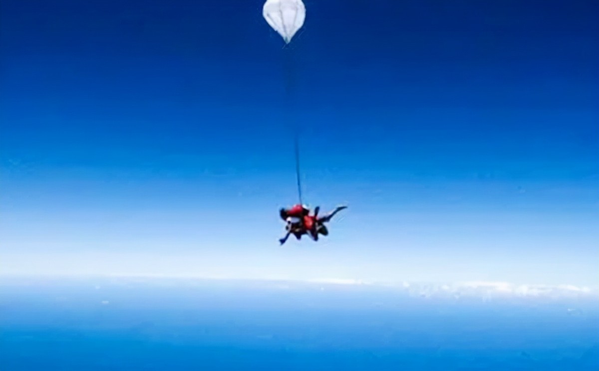 She jumped from a height of 4,400 meters, her parachute could not be ...