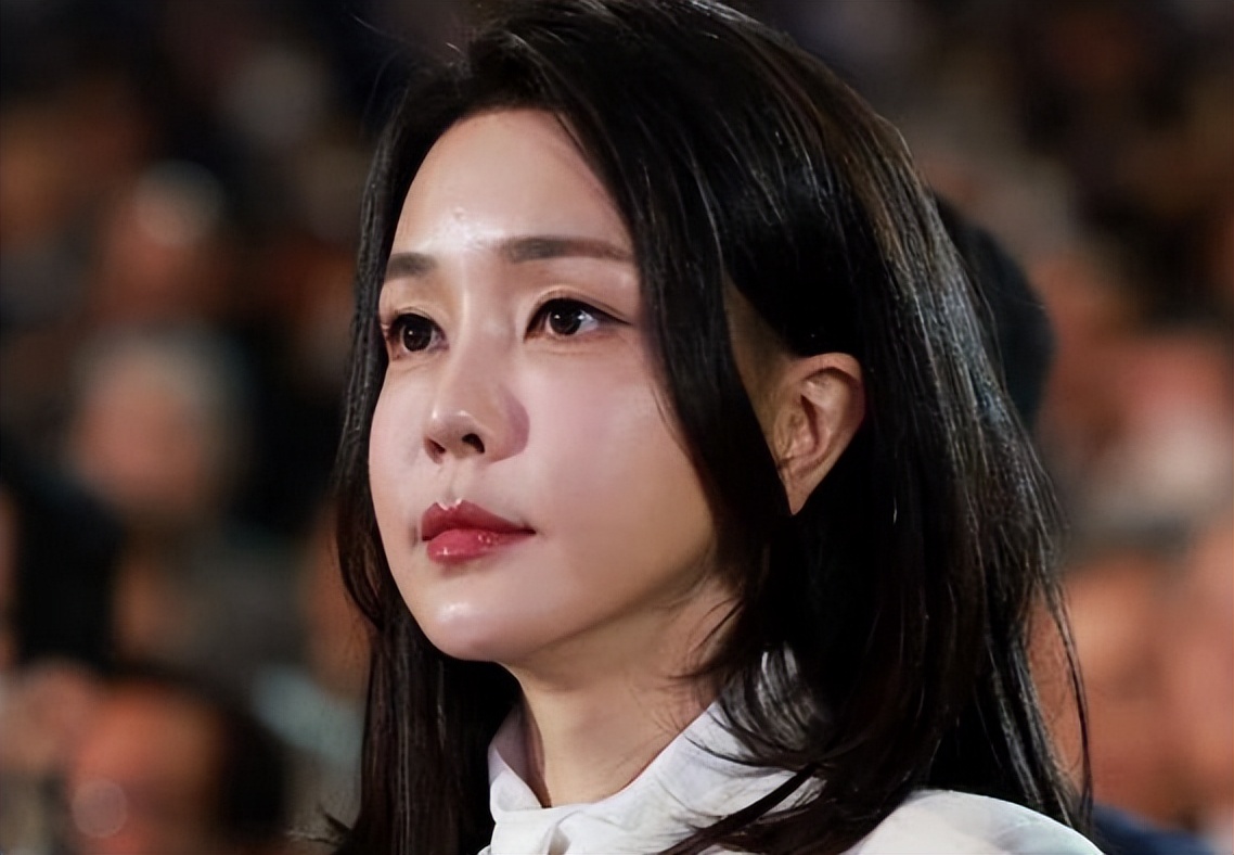 The first lady of South Korea looks like a young girl, she looks pure ...