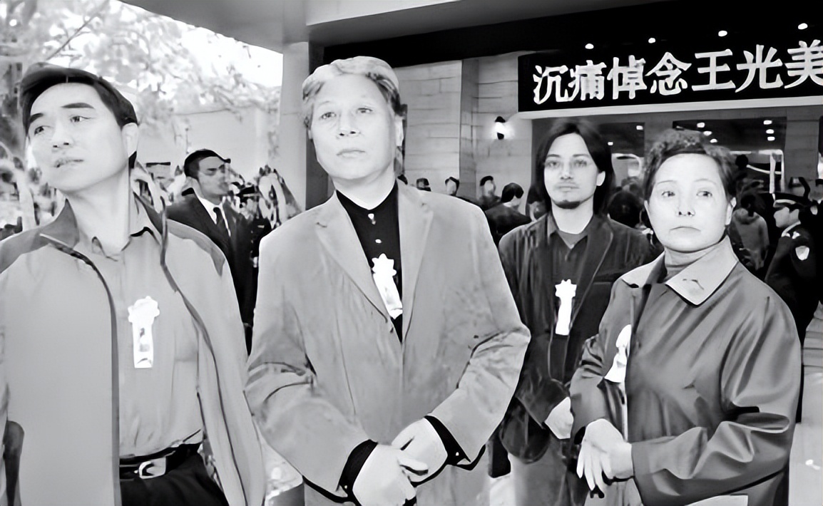 At Wang Guangmei's memorial service, two "strangers" came, Liu Yuan ...