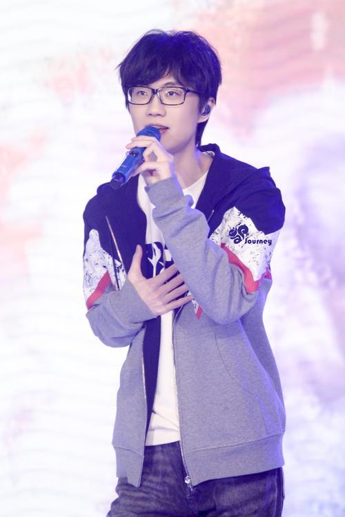 Laughing dead, without a single masterpiece, but being praised as the ...