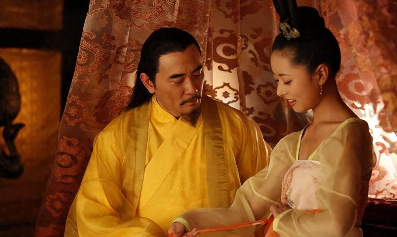 In ancient times, the eunuch served the concubine to take a bath. It ...