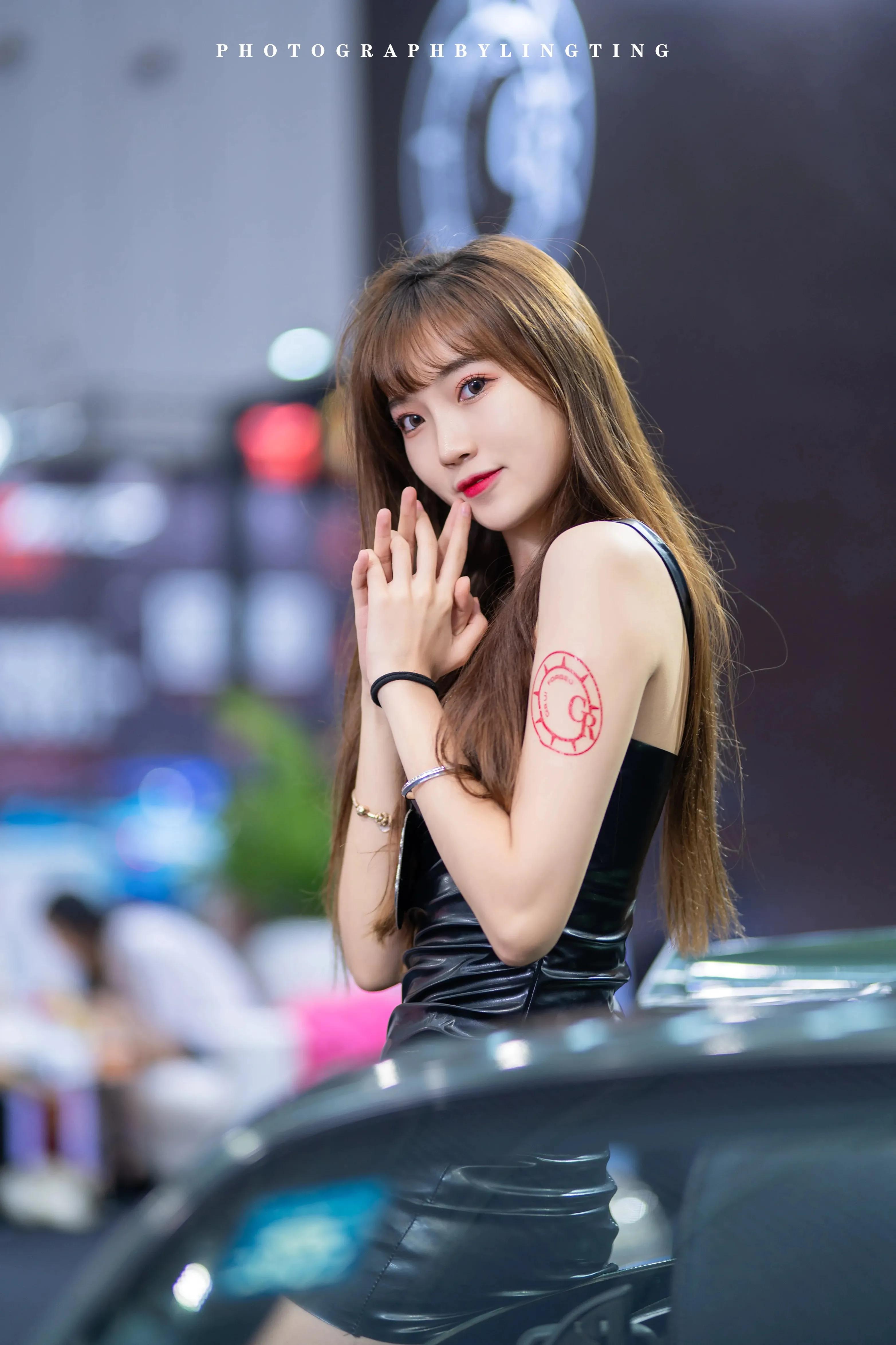 Fragrant car beauty is graceful and graceful, with slender legs, eyebrows like a crescent moon ...