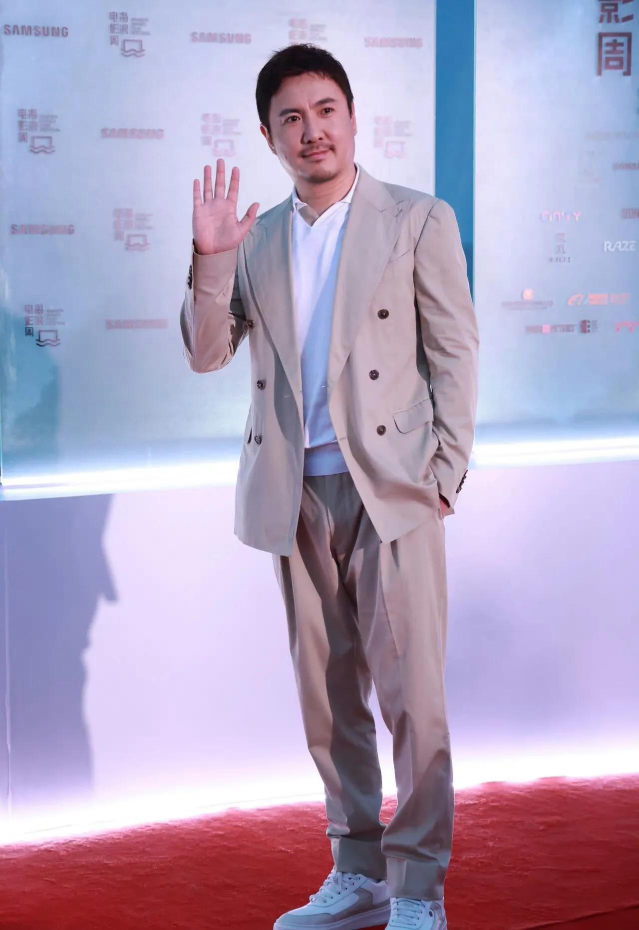 Shen Teng kept letting himself go, and fell asleep at the event, while ...