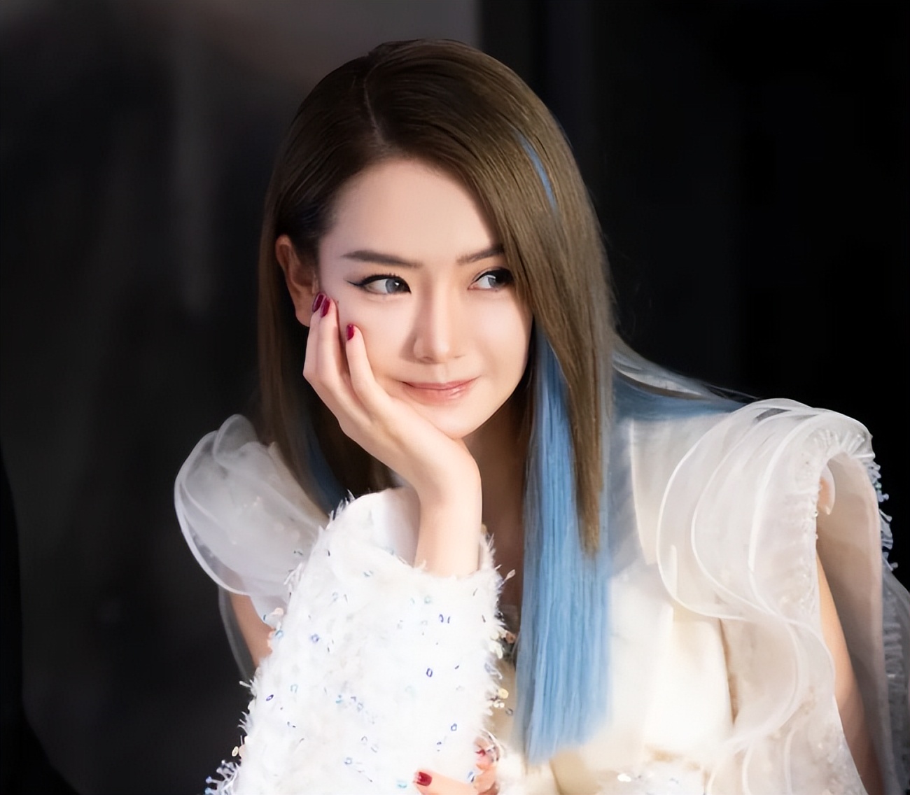 Qi Wei's glamorous photo exposure, showing off her good figure on the ...