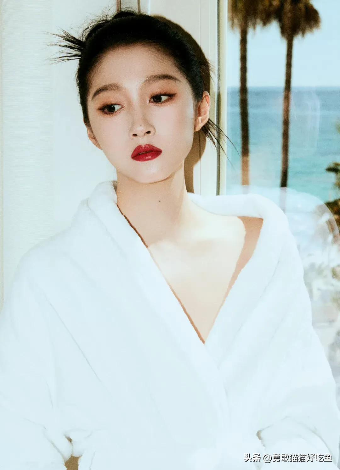 Guan Xiaotong Zhang Jingyi Zhao Lusi - iNEWS