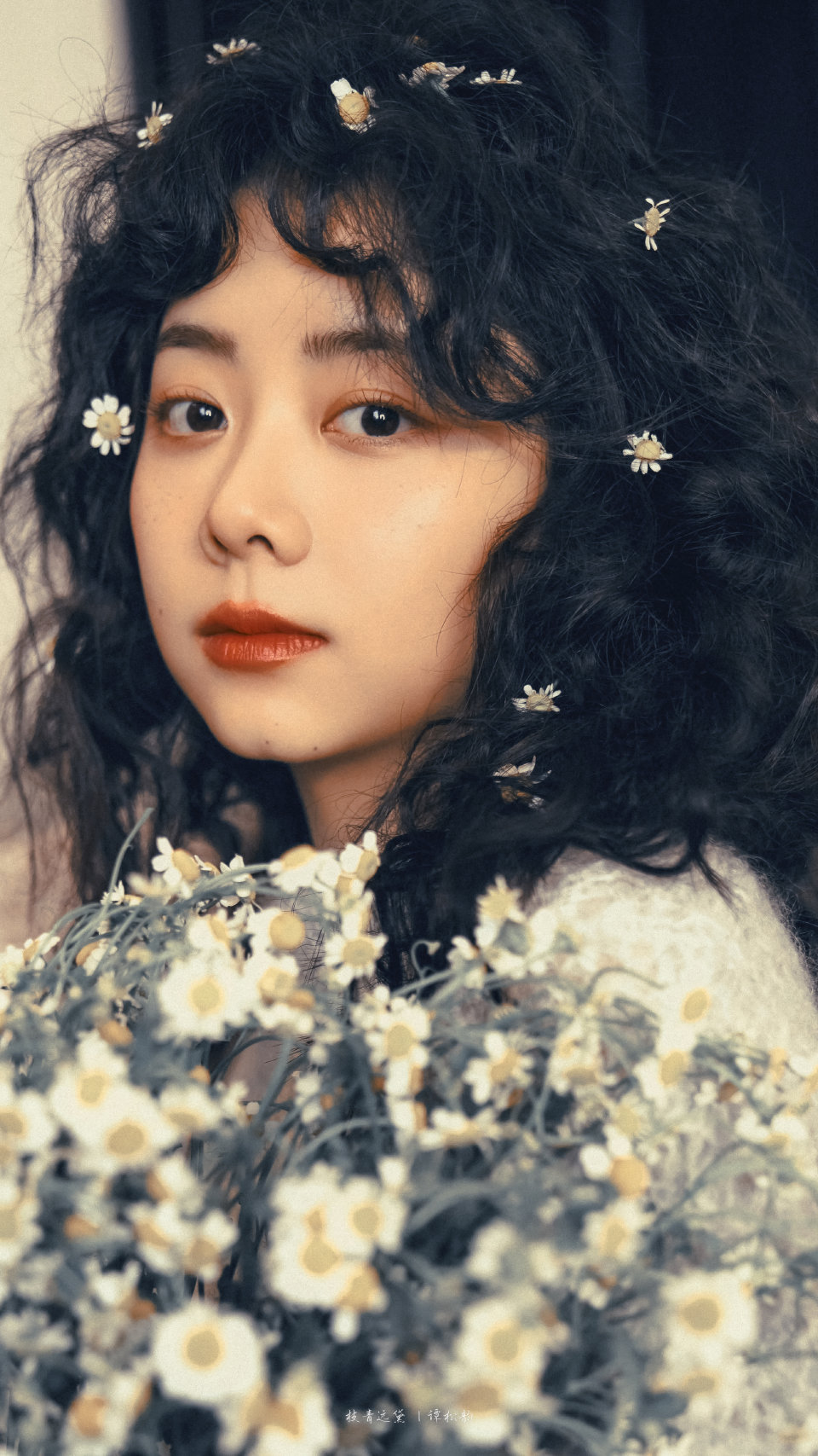 Song Yun holding flowers, 520 is coming - iMedia