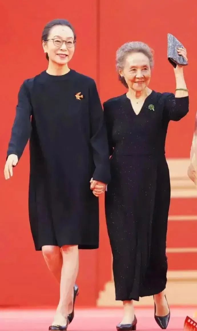 Wu Yanshu and Xi Meijuan appeared, exuding unrestrained calm and self ...