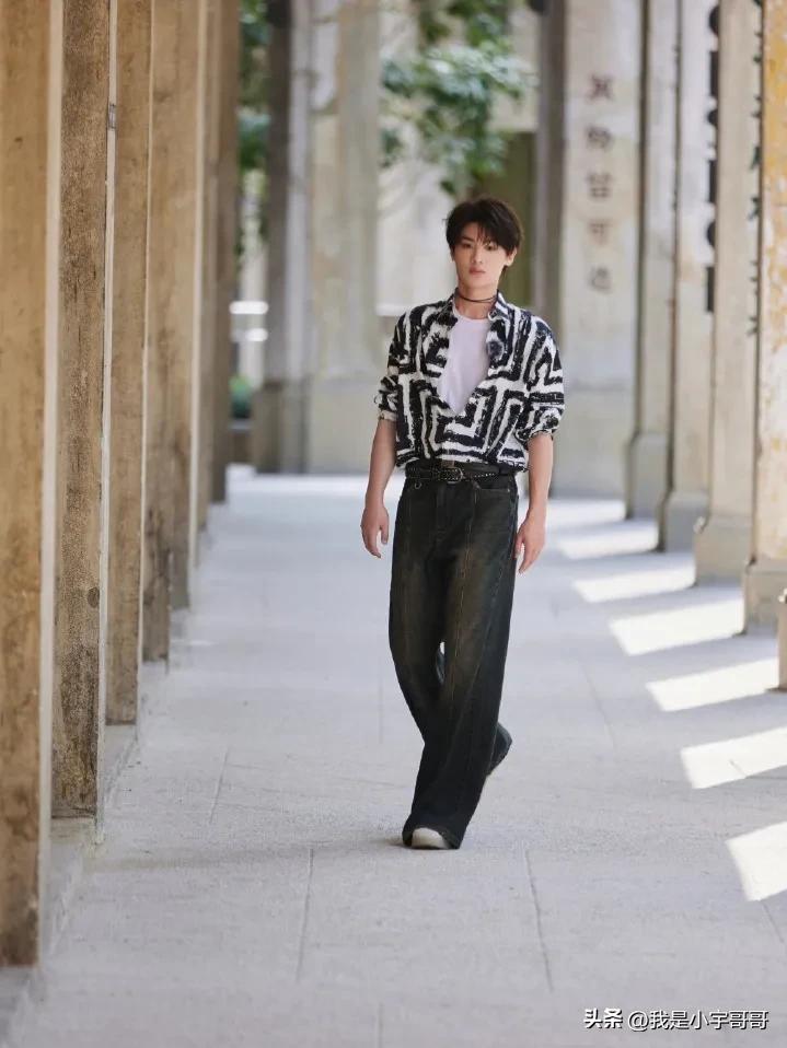 Huang Minghao checks in the shooting location of "The Knockout", black ...