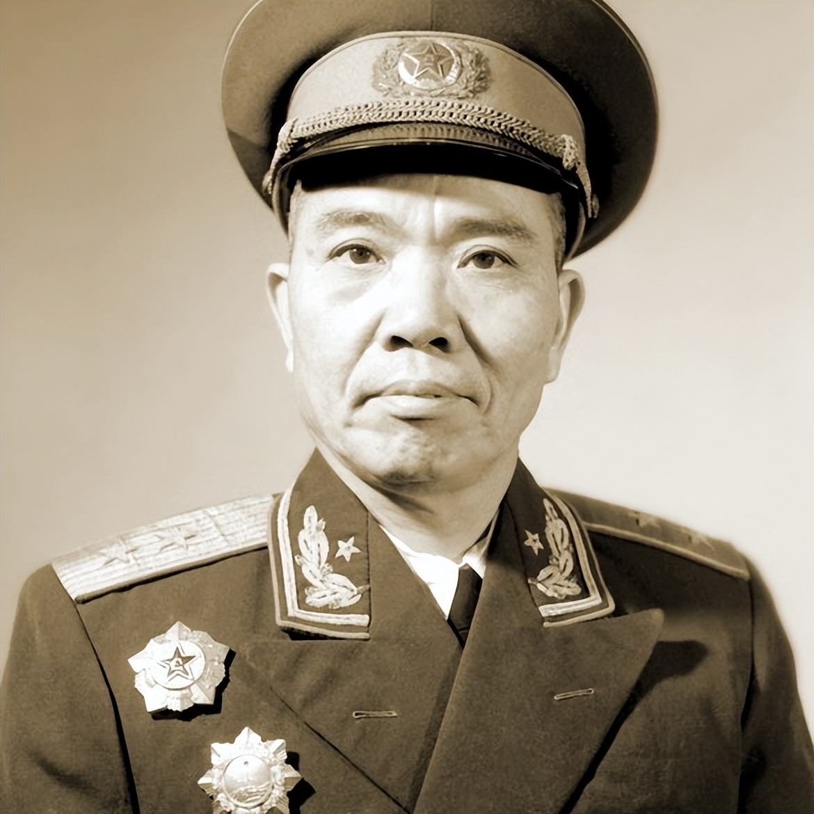 Han Wei, the only surviving head of the Red 34th Division, jumped off a ...
