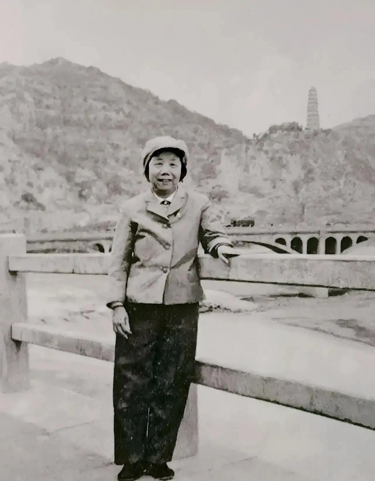 In 1970, Deng Yingchao was in Yan'an, northern Shaanxi, a rare photo ...