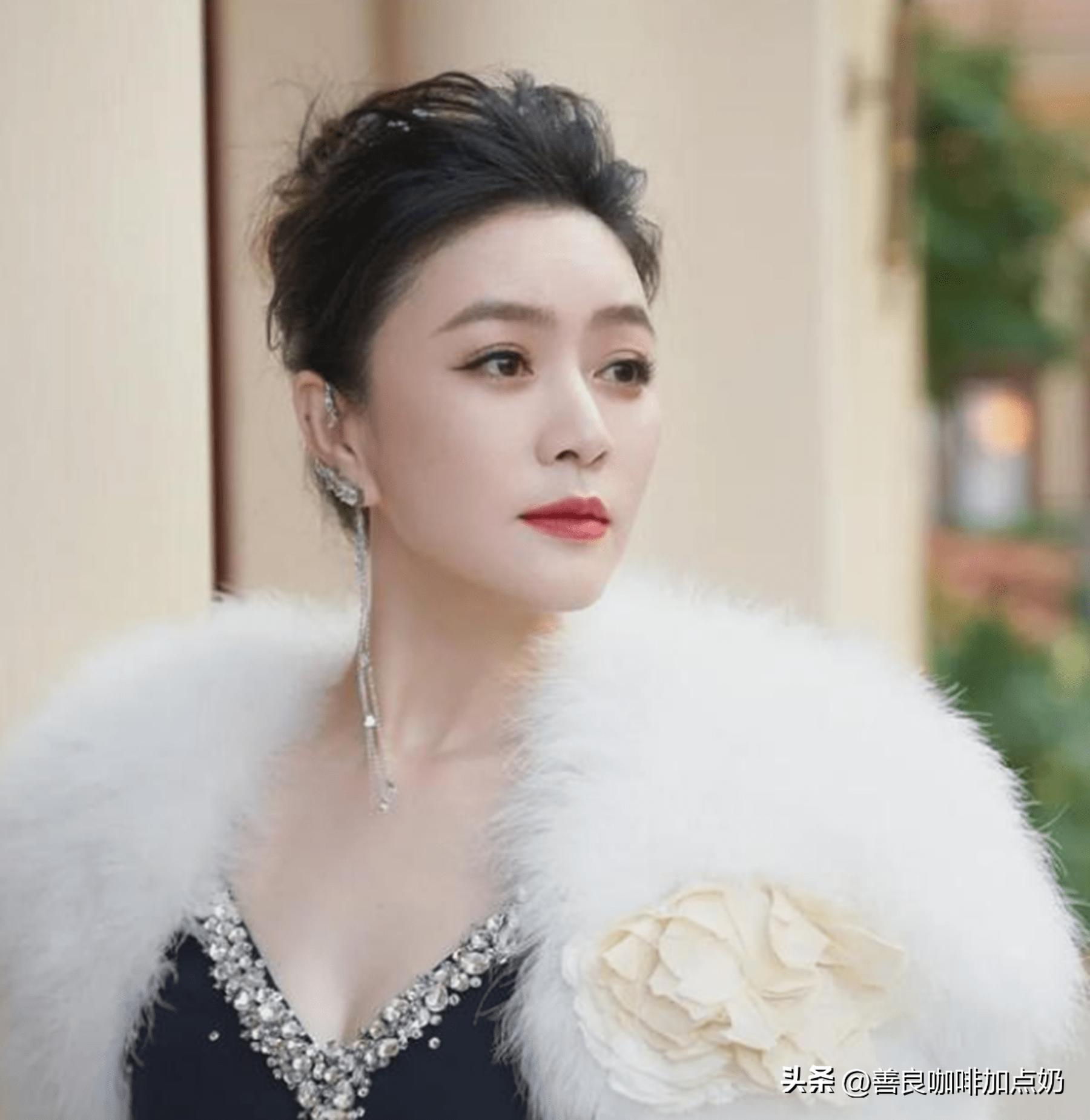 She is the woman Lu Yi has pursued for 4 years. Her wealthy husband ...