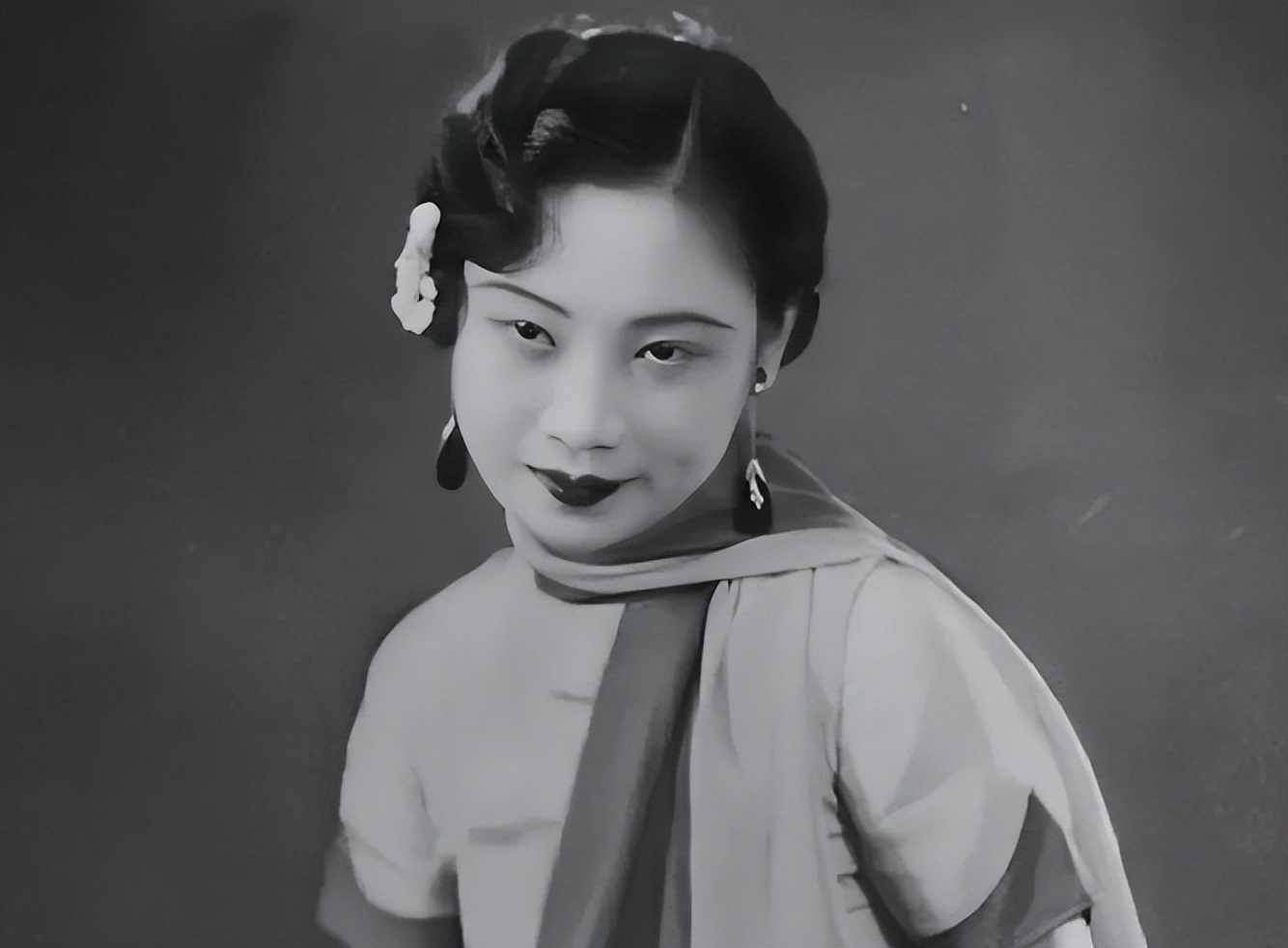 In 1989, Hu Die died at the age of 81. When she was dying, she smiled ...